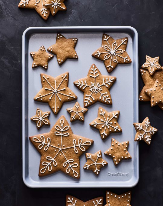 Christmas Kitchen Decor & Holiday Bakeware | Crate & Barrel