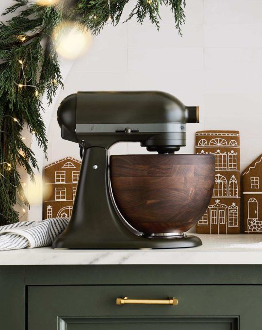Christmas Kitchen Decor & Holiday Bakeware | Crate & Barrel