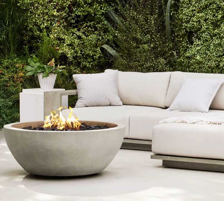 Outdoor crate and barrel store